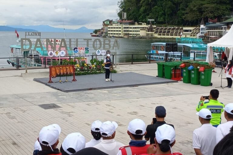 Gerakan Wisata Bersih di Danau Toba Parapat Resmi Diluncurkan ...